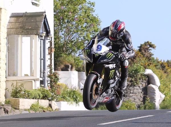 TT 2015 Isle of Man: Comeback-Sieg von Ian Hutchinson - Gaskrank Magazin