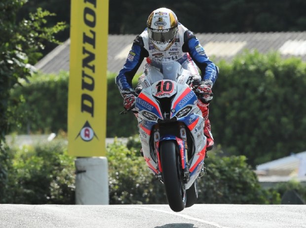 Isle of Man TT 2019: Peter Hickman gewinnt Superbike-Abbruchrennen ...